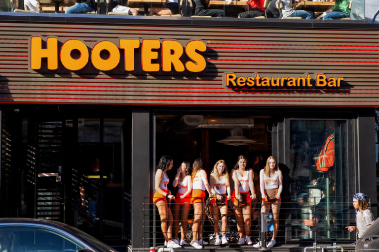 Hooters to Pay $250K to Settle EEOC Race Lawsuit